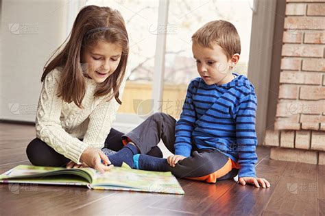 孩子们一起读书