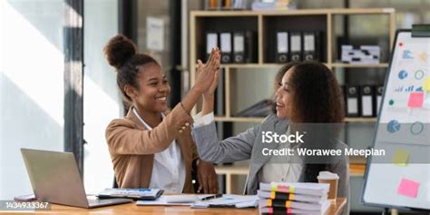 두 명의 흑인 비즈니스 여성이 비즈니스 목표 성공을 축하합니다 달성 및 비즈니스 목표 성공 개념 20 29세에 대한 스톡 사진 및 기타 이미지 Istock