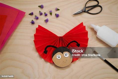 단계별 Diy 프로세스 종이와 꽃으로 만든 수제 공예 무당 벌레 8 단계 눈을 붙입니다 빨간 사랑의 상징입니다 0명에 대한 스톡 사진 및 기타 이미지 Istock