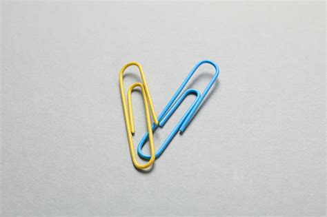 밝은 회색 배경에 우크라이나 국기의 색상으로 클립으로 만든 하트 기에 대한 스톡 사진 및 기타 이미지 기 낮 노랑