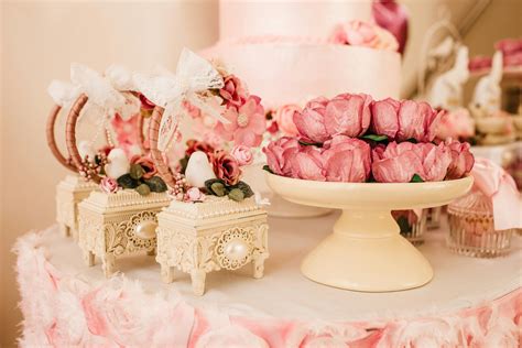 꽃꽂이 꽃무늬 꽃잎 끈 낭만적인 놀라다 다정한 디자인 럭셔리 로맨스 몽환 배열 보여주다 부드러운 부케 분홍색 꽃 빈티지 사랑 사진 소품