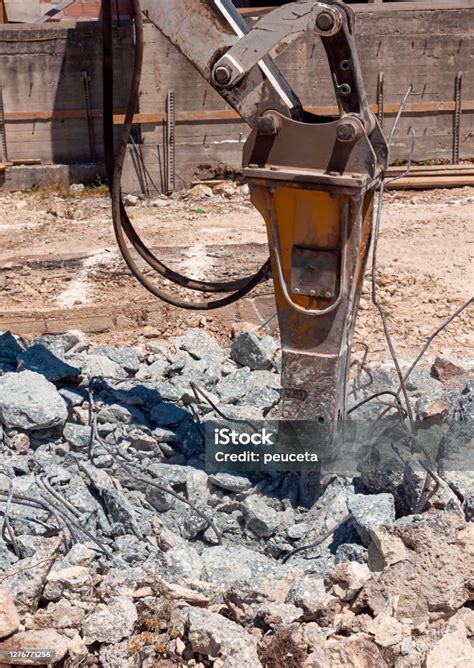 건설 현장의 콘크리트 잔해 파편 분쇄 콘크리트 슬래브 및 강철 막대 유압 잭 해머철거 굴삭기는 재활용 강철 막대로 철근