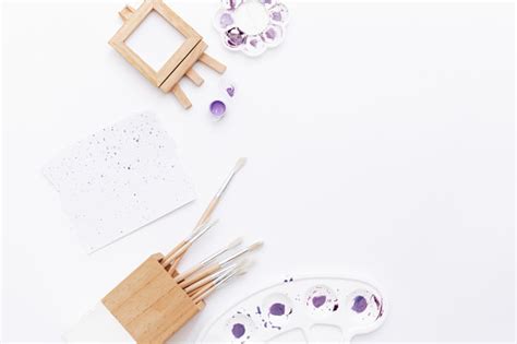 노란색 팔레트 페인트 브러시와 창조적 인 평면 레이 아트 작업 공간 아티스트 배경 개체 그룹에 대한 스톡 사진 및 기타 이미지
