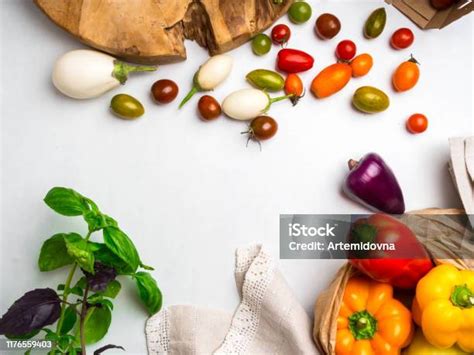 흰색 테이블에 에코 종이 가방에 원시 야채 신선한 토마토 바질 가지 피망의 전망 건강한 식생활 개념 가지 채소에 대한 스톡 사진 및 기타 이미지 Istock
