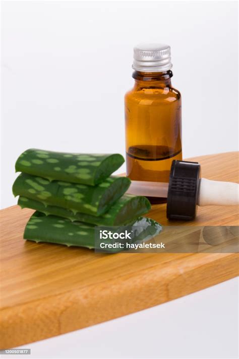 신선한 방울과 드롭퍼 유리 병n알로에 베라 식물 콜라겐 세럼 팩 모형 미용 화장품 광고 포스터 템플릿입니다 흰색 배경에 고립 된 배경 0명에 대한 스톡 사진 및 기타 이미지