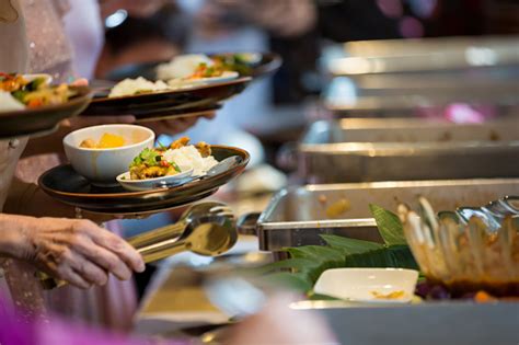 음식 뷔페 케이터링 식사 식사 파티 공유 개념 사람들은 고기 다채로운 과일과 야채와 고급 레스토랑에서 실내 케이터링 뷔페 음식 뷔페에 대한 스톡 사진 및 기타 이미지