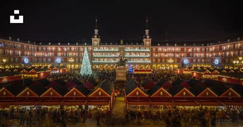 앞에 크리스마스 트리가있는 큰 건물 사진 Unsplash의 무료 새해 이미지