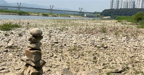 흐르는 강의 마음이 쌓여 녹색천막의 명물 돌탑