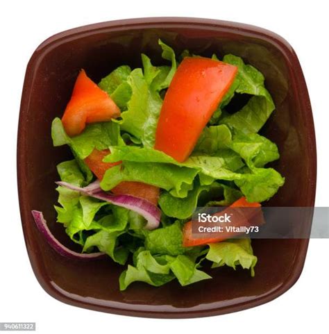 토마토 양파와 양상추 샐러드 그릇에 흰 배경에 고립의 채식 샐러드 0명에 대한 스톡 사진 및 기타 이미지 0명 건강한 생활방식 건강한 식생활 Istock