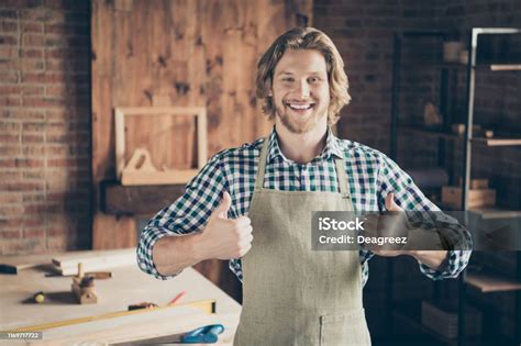 그의 초상화 그 좋은 잘 생긴 수염 금발 쾌활한 쾌활한 남자 작은 비즈니스 숍 주인 보여주는 두 개의 더블 엄지 손가락 에서