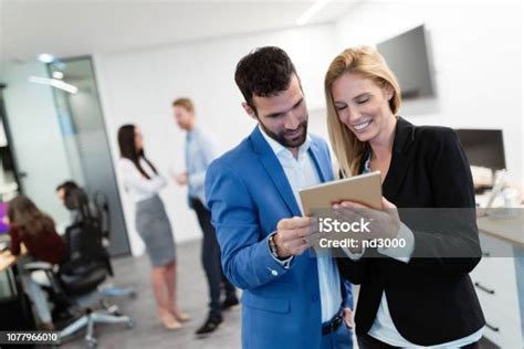 현대 사무실에서 태블릿을 사용 하 여 매력적인 비즈니스 커플 경영자에 대한 스톡 사진 및 기타 이미지 경영자 공부 기업 문화 Istock
