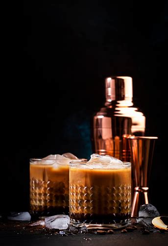 보드카 커피 리큐어 크림과 얼음 어두운 테이블 배경 바 도구 복사 공간 흰색 러시아어 알코올 칵테일 음료 0명에 대한 스톡 사진