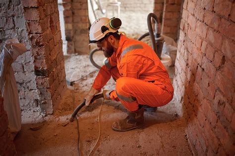 남성 수축 현장 작업자는 철거 작업 후 진공 청소기로 콘크리트 바닥을 청소합니다 가사 집안일에 대한 스톡 사진 및 기타 이미지 가사 집안일 건설 산업 건설 현장