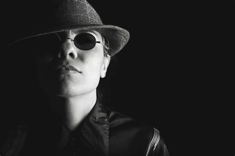 무료 이미지 남자 검정색과 흰색 사람들 화이트 사진술 어두운 여자 초상화 어린 인간의 모자 대조 어둠