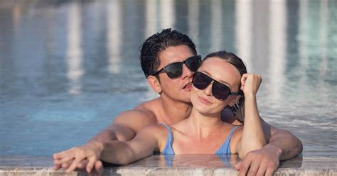 선글라스를 끼고 매우 행복한 커플은 수영장에서 서로를 즐깁니다 손에 여자를 들고 있는 남자 사진 Unsplash의 여행하다 이미지
