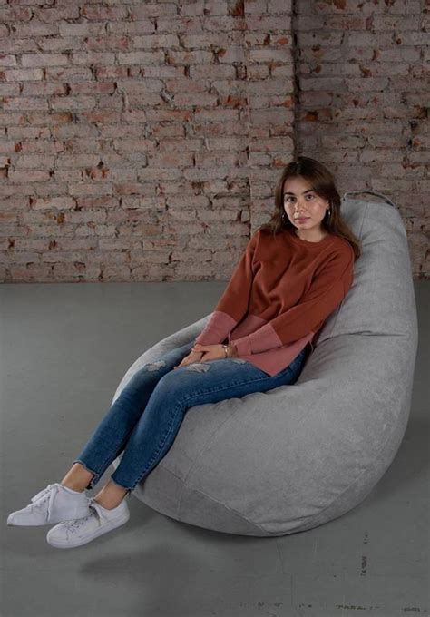 серое кресло груша Фотография женские позы Кресло мешок Кресло