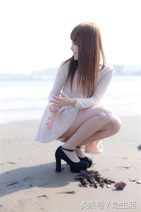 燴圖賞海邊玩沙子的姑娘用恬靜的微笑去坦然面對生活的得與失 每日頭條