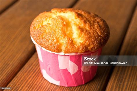 나무 테이블에 맛 있는 신선한 컵 케 익 당신의 손으로 조리의 개념 0명에 대한 스톡 사진 및 기타 이미지 0명 단일 객체 달콤한 음식 Istock