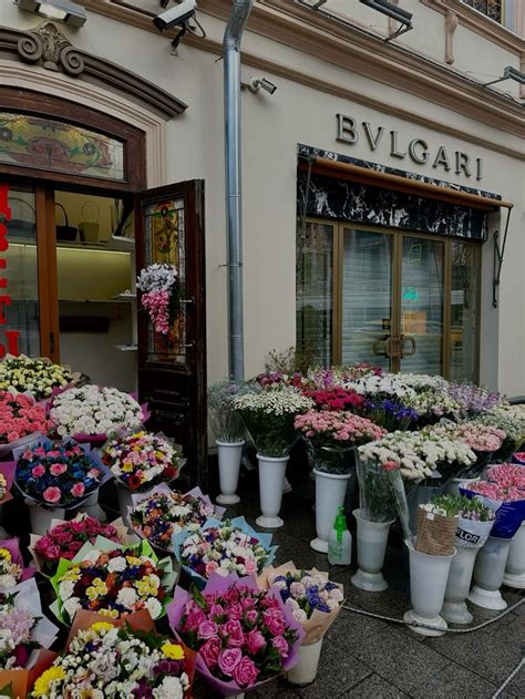 Весенние цветы на улицах Москвы Улица Москва Цветы