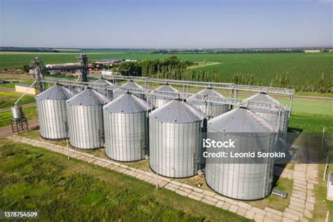 농산물 의 건조 청소 및 저장 을 처리하기위한 농업 제조 공장에 사일로 건물 외관에 대한 스톡 사진 및 기타 이미지 건물 외관 건설 산업 건설 장비 Istock