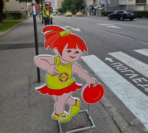 Възрастен шофьор помете баба и внуче на пешеходна пътека Gabrovo News