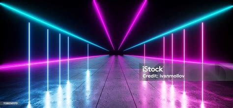 네온 Futursitic 배경 공상 과학 소설 보라색 파란색 빛나는 형광 발광 아스팔트 타일 그런 지 콘크리트 바닥 가상 현실 빈 어두운 터널 홀 차고 3d 렌더링 0명에