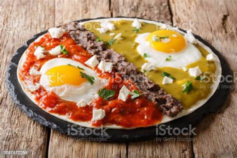 살사 베르데와 카펫 치즈 검은 콩 옥수수 클로즈업에와 멕시코 튀긴된 곳 Divorciados 계란 가로 달걀에 대한 스톡 사진 및 기타 이미지 Istock