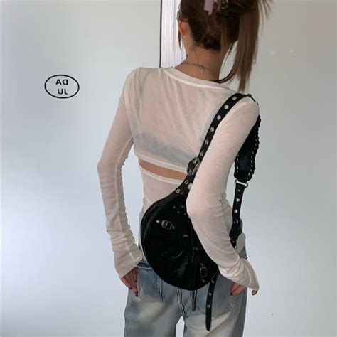 브이넥 시스루 뒤트임 긴팔 티셔츠 청순 페미닌 여성스러운 슬림핏 슬렌더 여리 봄 신상 여름 썸머 유니크 스트릿 힙한 트렌디 섹시