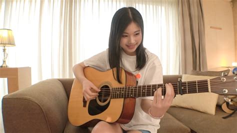 「マジ軟派、初撮。 1942 アコギ1本で魅せる学生をナンパ！音楽と同じくらい好きなsexにマン汁ダラダラ極小マ コに容赦なく連続ピストン！歌ってる時よりも大きな声で喘ぎ散らす！」：エロ動画