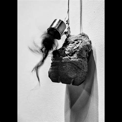 박영규 새의 날갯짓 수천 번의 날갯짓은 작은 새이거나 사람이거나 생존을 위한 처절한 몸부림이다 Facebook