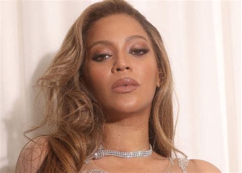 Beyoncé Plus Sexy Que Jamais Dans Une Sublime Robe Scintillante