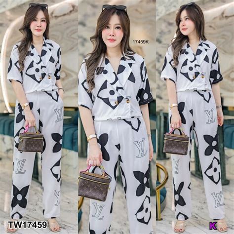 Chompoo Fashions ชุดเซ็ท Set สาวอวบ 2 ชิ้น เสื้อึคอปกแนสั้น กางเกงเอวสูงขายาว พิมลาย สีขาว