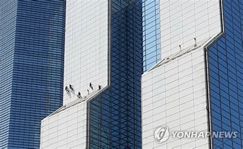 아찔한 고층빌딩 외벽 청소 연합뉴스