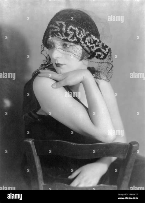 Kiki de montparnasse man ray Black and White Stock Photos & Images - Alamy
