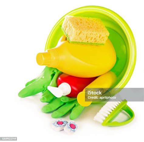 흰색 배경에 고립 된 세제 급여와 고무 장갑바구니에 가정용 청소 제품 및 액세서리 가사 집안일에 대한 스톡 사진 및 기타 이미지 가사 집안일 가정 생활 개념 Istock