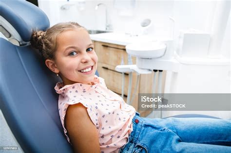 완벽한 건강한 미소를 가진 예쁜 아이 치과 의사의 의자에 앉아 내 치아는 건강합니다 어린이 치아 치료 미소에 대한 스톡 사진 및 기타 이미지 Istock