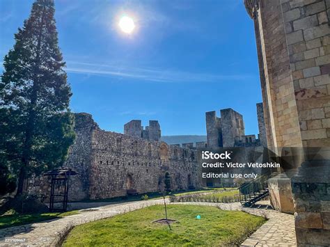 밝은 태양과 맑고 푸른 하늘 아래 중세 석조 요새의 인상적인 전망 건물 외관에 대한 스톡 사진 및 기타 이미지 건물 외관 건축 건축물 Istock