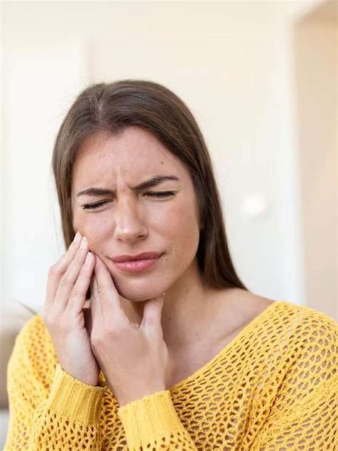 பற்சொத்தையை நீக்க உதவும் எளிய வீட்டு வைத்தியங்கள்