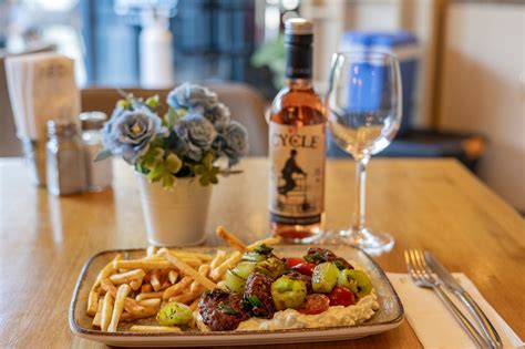 Fredi Петък е време за вкусна храна чаша вино и хубава компания 💛 Започнете уикенда с нас