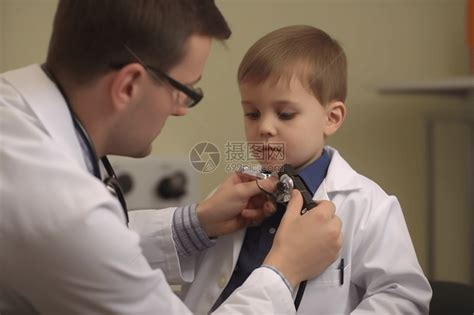 儿科医生在做检查高清图片下载 正版图片600117149 摄图网