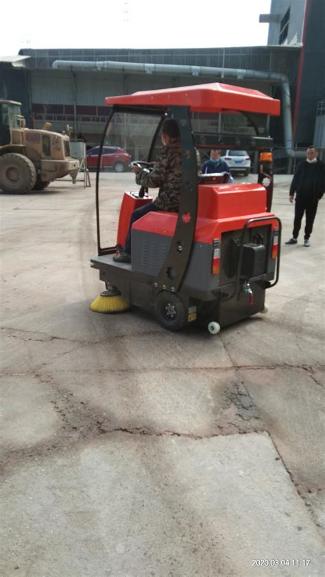 工业用驾驶式扫地机助力厂区清洁