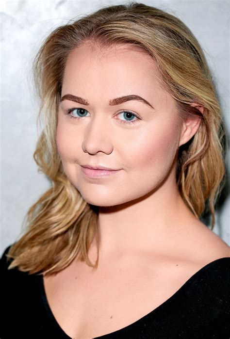 Harley Quinn Makeup Tutorial In 7 Easy Steps Glamour