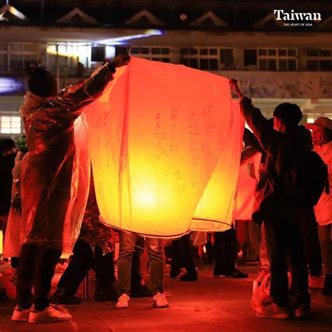 대만족 대만여행 오숑급체험 핑시 천등 축제 일년에 단 한번 천등 날리기로 유명한