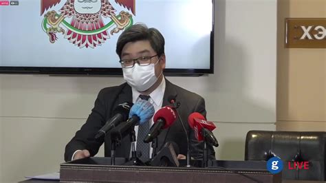 Нийслэлийн Засаг даргын нэгдүгээр орлогч Ж Сандагсүрэн албаны бусад хүмүүсийн хамт мэдээлэл хийж