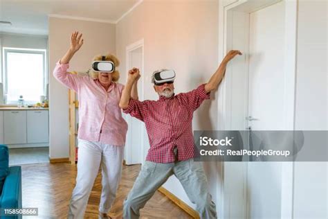 가상 현실 안경으로 재미를 가진 노인 성숙한 커플 새로운 Vr 헤드셋을 사용하는 노인 활동적인 노인의 개념과 새로운 기술과의 상호 작용 2명에 대한 스톡 사진 및 기타