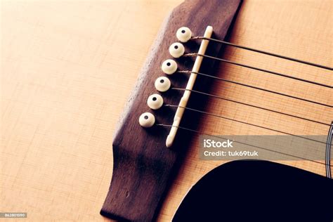 닫기 최대 클래식 어쿠스틱 기타 필터 효과 복고풍 빈티지 스타일의 사진 촬영 갈색에 대한 스톡 사진 및 기타 이미지 갈색 기타 연주자 기타 현악기 Istock