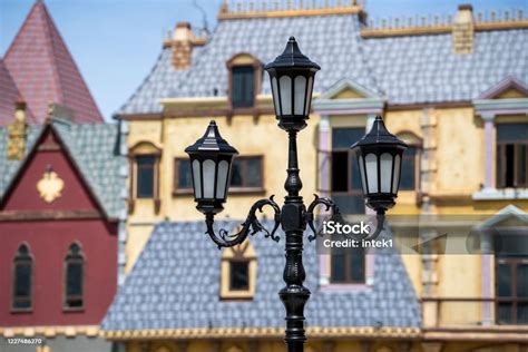 오래된 건물 배경에 대한 가로 등가로 구식 철램프 포스트 세트에 클래식 한 빅토리아 가로등 가로등에 대한 스톡 사진 및 기타 이미지 Istock