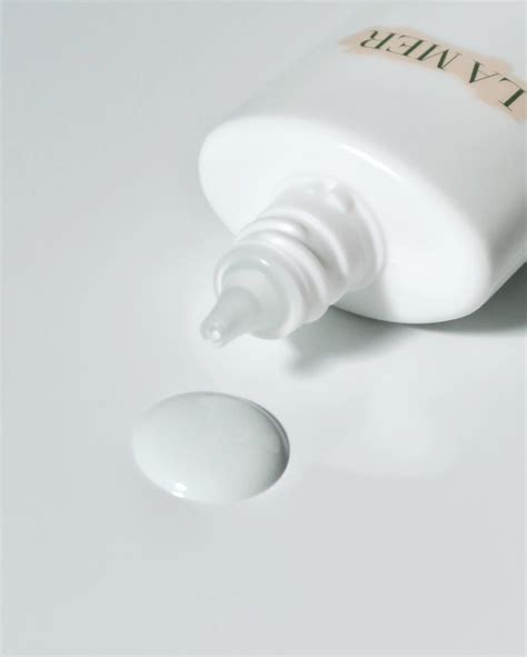 La 라 메르의 데일리 선케어 제안 바르는 즉시 끈적임 없이 피부에 스며들어 Uva Uvb를 강력히 차단해 주는 라 메르의 스마트 안티에이징 자외선 차단제 Uv 프로