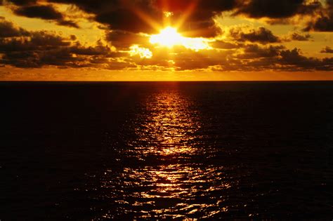 フリー画像 自然風景 海の風景 水平線 地平線 太陽光線 橙色 オレンジ 夕日 夕焼け 夕暮れ 雲の風景 画像素材なら無料フリー写真素材の