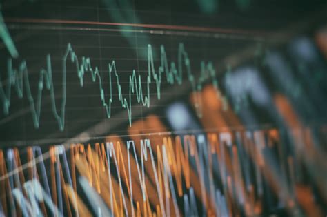 시장 분석을 포함하는 모니터의 데이터입니다 막대 그래프 다이어그램 재무 수치 외환 차트 기본 및 기술 분석 개념입니다 가격에 대한 스톡 사진 및 기타 이미지 Istock